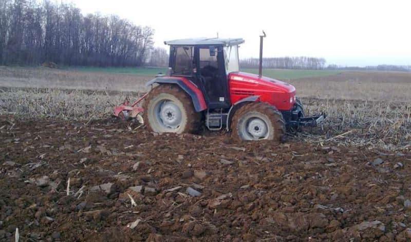 Vdes 60-vjeçari nga Mitrovica, e zuri traktori derisa po punonte në ara ...
